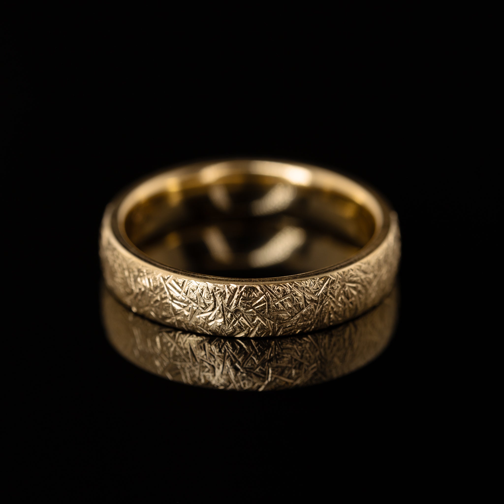 Goldzeit Ring, Modell "Tobias" - rustikaler Charme mit wildem Hammerschlag